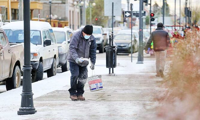 Kinesiólogo entrega tips para evitar caídas en escarcha | La Prensa Austral