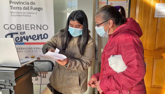 Una funcionaria | La Prensa Austral