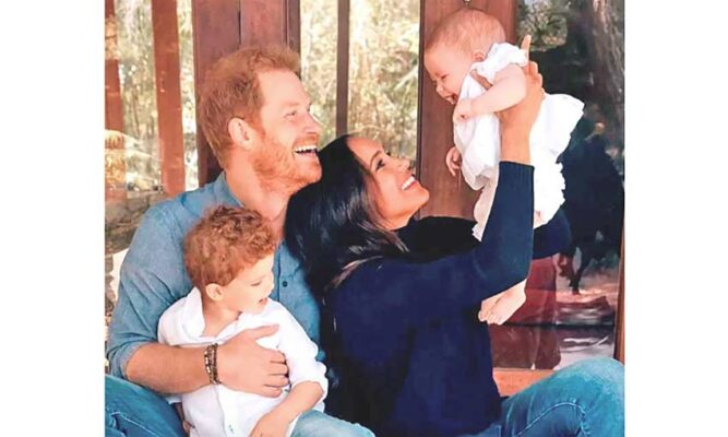 Príncipe Harry y Meghan Markle mostraron por primera vez a su hija Lilibet en una foto familiar ...