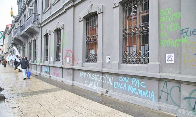 Condenan a mujeres por rayar edificio de gobierno regional considerado ...