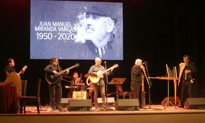 Emotivo homenaje a comunicador Juan Miranda | La Prensa Austral