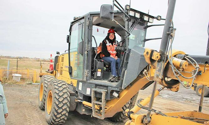 Mop destaca a la primera mujer designada como operaria de cuadrilla ...
