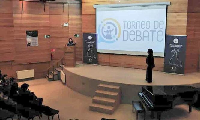 Cuatro escuelas y liceos se enfrentan en final de Torneo de Debate | La ...