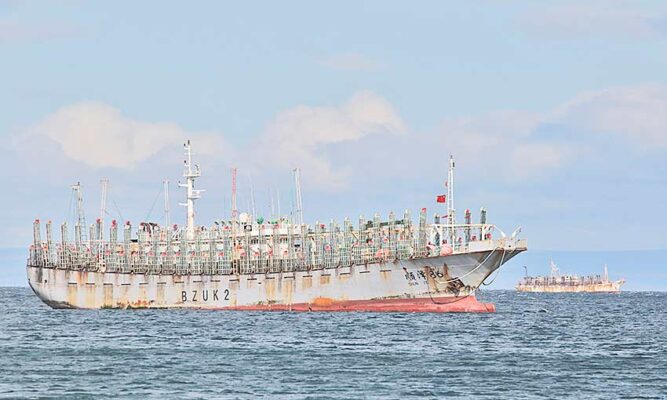 El permanente control de la Armada de cada movimiento de los pesqueros chinos | La Prensa Austral