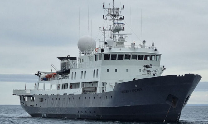 Tres buques de investigación científica y expediciones recalarán este ...