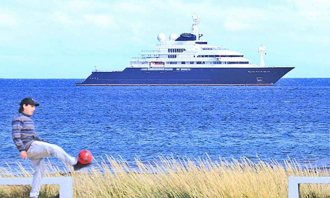 Súperyate escogido por Lewis Hamilton para viajar a la Antártica ...