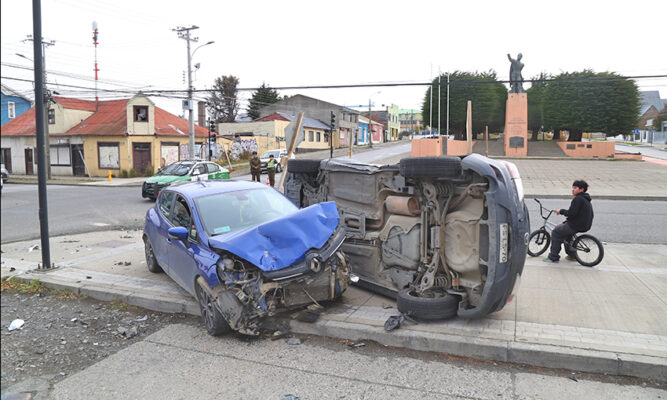 Choque con volcamiento | La Prensa Austral