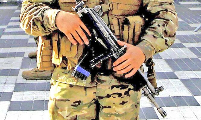 Una votante intentó quitarle el fusil a un militar: fue detenida | La ...