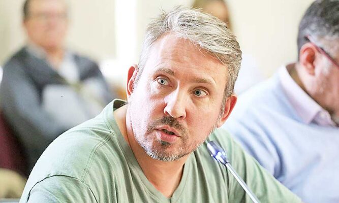 Querella por injurias y calumnias presentada por consejero Riquelme ...