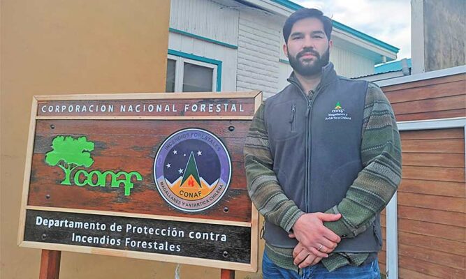 Funcionario de Conaf Magallanes viaja a apoyar combate de incendios en ...