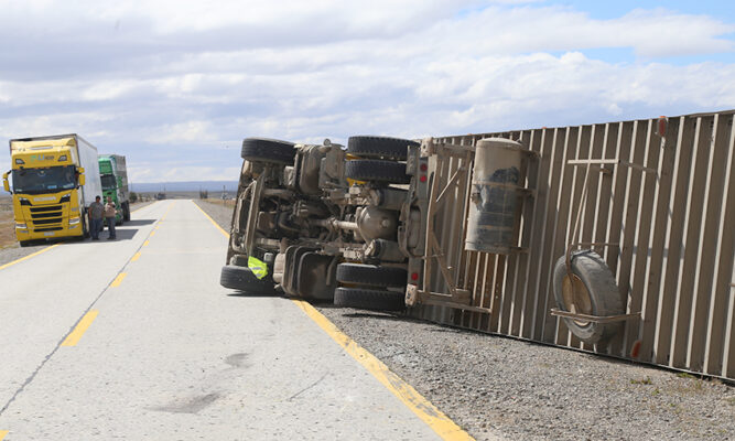 Racha de viento volcó camión en la ruta | La Prensa Austral