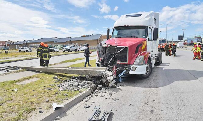 54 postes de luz destruidos por choques el año pasado y en este periodo ...