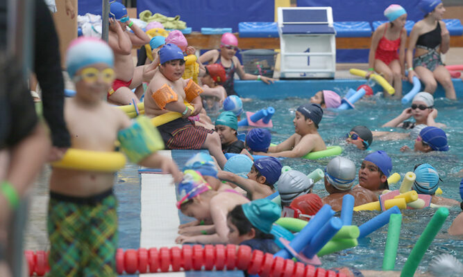 Parque acuático en piscina fiscal | La Prensa Austral