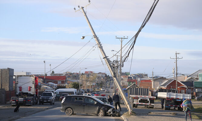 Chocaron poste de luz en calle Manuel Rodríguez | La Prensa Austral
