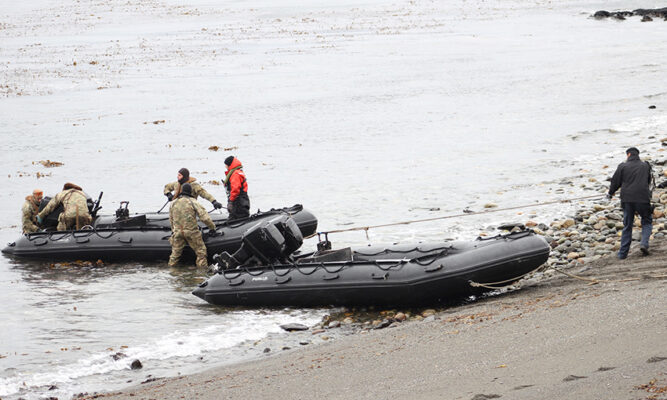 Con lancha y botes de goma la Armada de suma a operativos de búsqueda ...