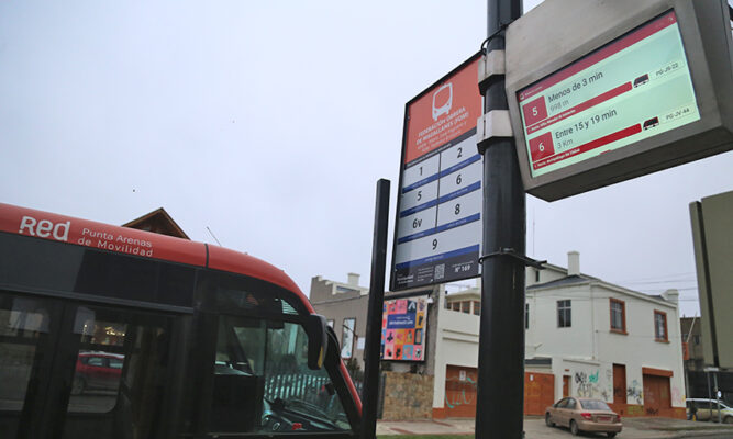 Paraderos inteligentes de locomoción: instalan paneles informativos ...