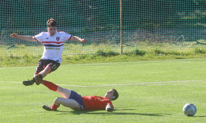 Cosal aplastó al Español y sigue con campaña perfecta | La Prensa Austral