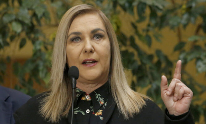 Pamela Jiles advirtió que le hará “la vida imposible” a Kast si es ...