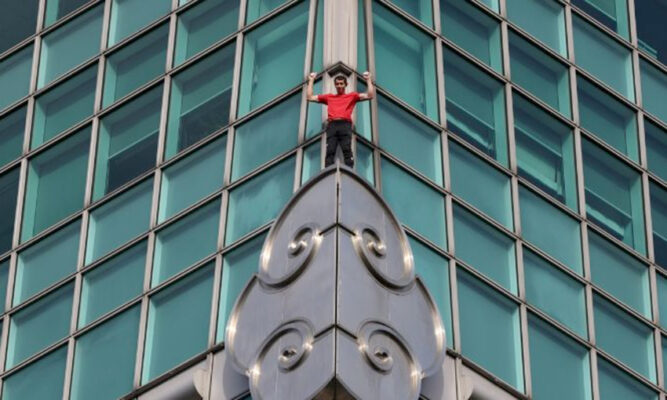 Sin arnés y en sólo 90 minutos: estadounidense escaló rascacielos ...